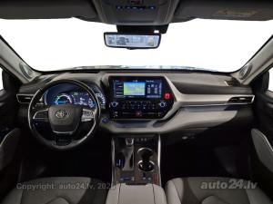 Grey Toyota Highlander 2021 in Tallinn, with an engine capacity of 2.50 L and mileage of 116 thousand km for 39990 €, photo 9 on AUTOMOTO.COM.LV