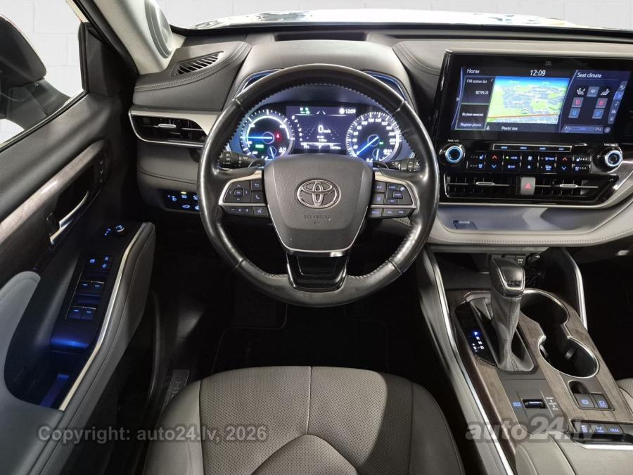 Grey Toyota Highlander 2021 in Tallinn, with an engine capacity of 2.50 L and mileage of 116 thousand km for 39990 €, photo 10 on AUTOMOTO.COM.LV