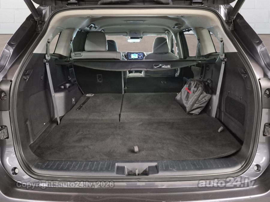Grey Toyota Highlander 2021 in Tallinn, with an engine capacity of 2.50 L and mileage of 116 thousand km for 39990 €, photo 11 on AUTOMOTO.COM.LV