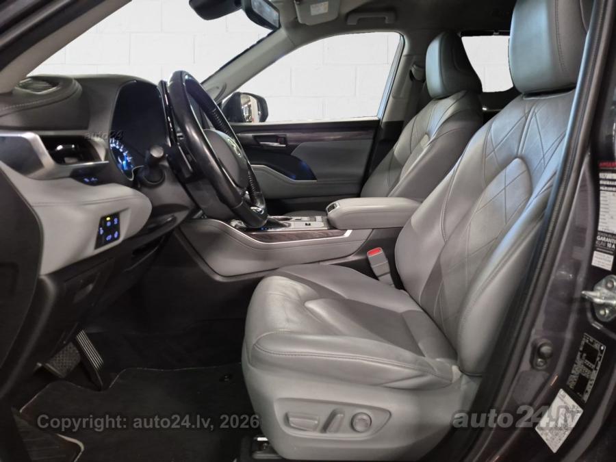 Grey Toyota Highlander 2021 in Tallinn, with an engine capacity of 2.50 L and mileage of 116 thousand km for 39990 €, photo 12 on AUTOMOTO.COM.LV