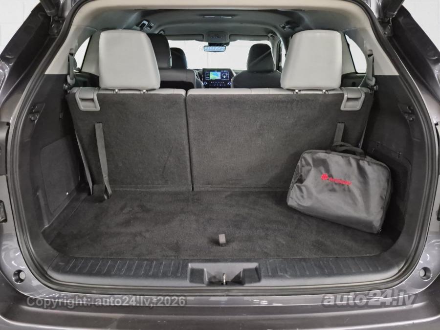 Grey Toyota Highlander 2021 in Tallinn, with an engine capacity of 2.50 L and mileage of 116 thousand km for 39990 €, photo 18 on AUTOMOTO.COM.LV