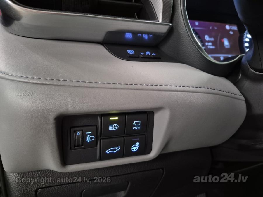 Grey Toyota Highlander 2021 in Tallinn, with an engine capacity of 2.50 L and mileage of 116 thousand km for 39990 €, photo 19 on AUTOMOTO.COM.LV