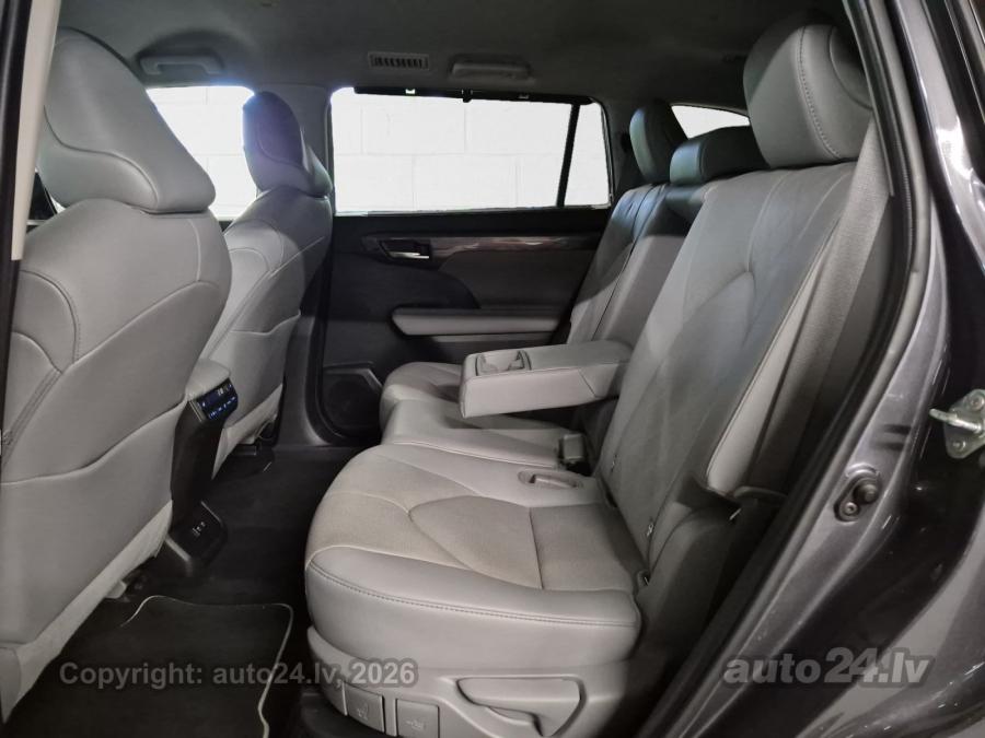 Grey Toyota Highlander 2021 in Tallinn, with an engine capacity of 2.50 L and mileage of 116 thousand km for 39990 €, photo 20 on AUTOMOTO.COM.LV
