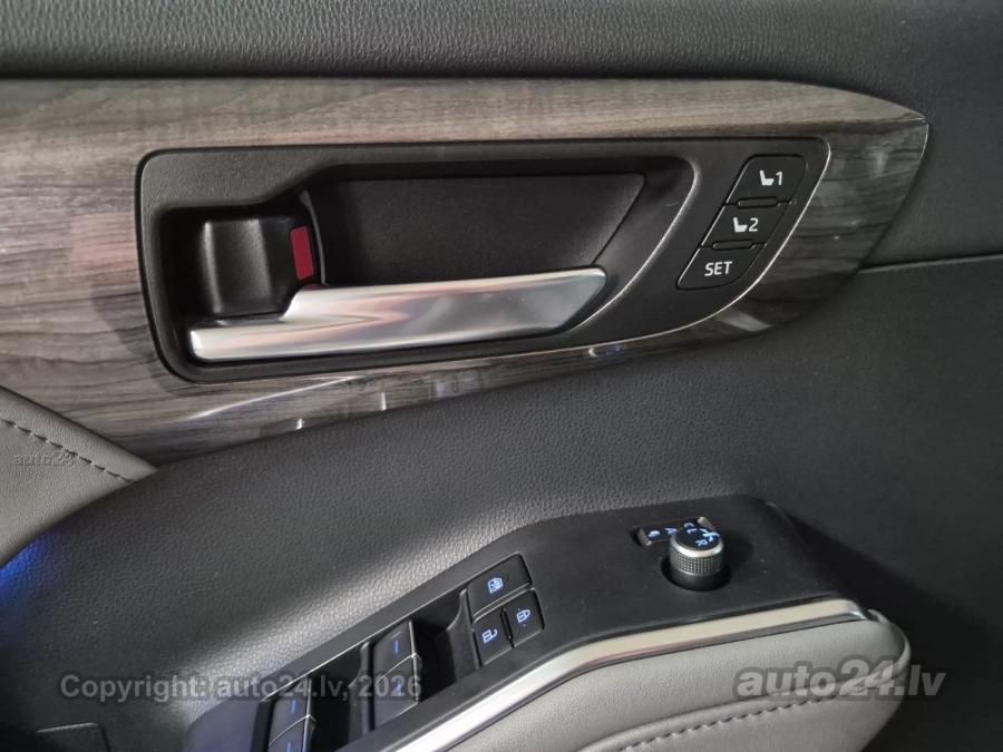 Grey Toyota Highlander 2021 in Tallinn, with an engine capacity of 2.50 L and mileage of 116 thousand km for 39990 €, photo 22 on AUTOMOTO.COM.LV