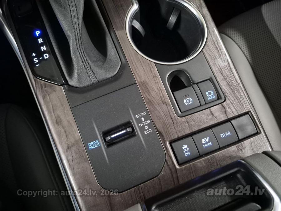 Grey Toyota Highlander 2021 in Tallinn, with an engine capacity of 2.50 L and mileage of 116 thousand km for 39990 €, photo 27 on AUTOMOTO.COM.LV