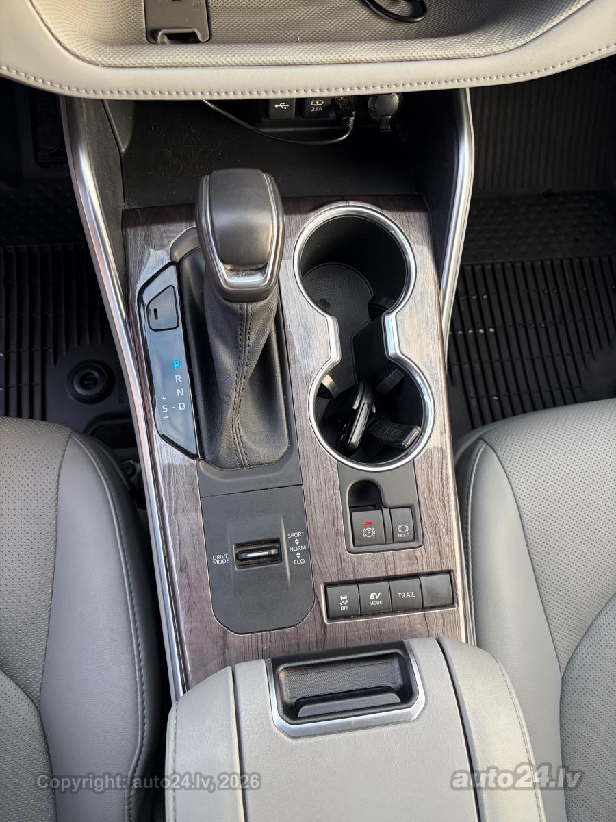 Pelēks Toyota Highlander 2021 Tallina, ar dzinēja tilpumu 2.50 L un nobraukumu 45 tūkst. km par 39990 €, foto 18 vietnē AUTOMOTO.COM.LV