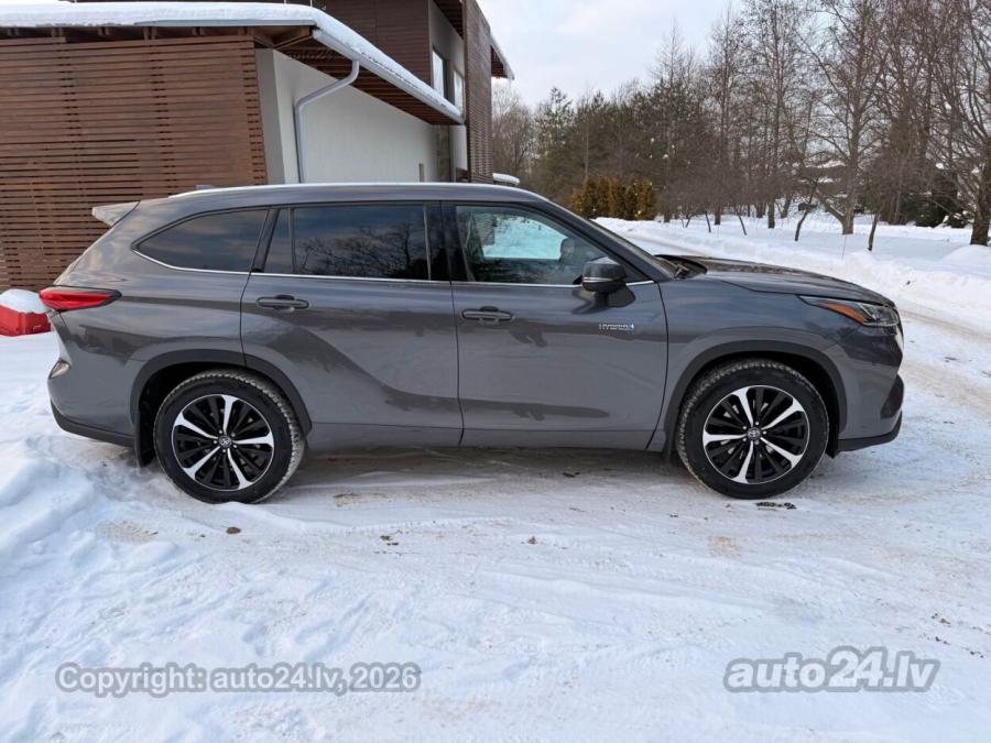 Pelēks Toyota Highlander 2022 Tallina, ar dzinēja tilpumu 2.50 L un nobraukumu 95 tūkst. km par 44400 €, foto 3 vietnē AUTOMOTO.COM.LV