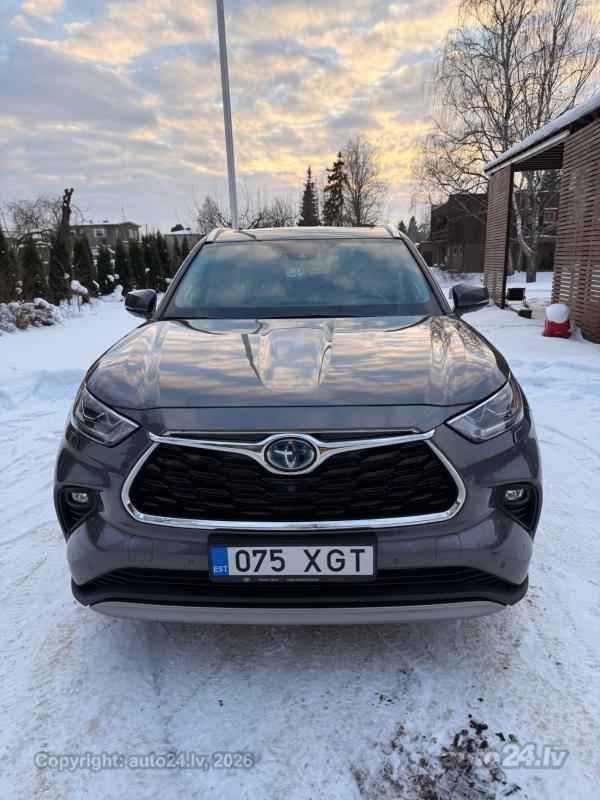 Grey Toyota Highlander 2022 in Tallinn, with an engine capacity of 2.50 L and mileage of 95 thousand km for 44400 €, photo 4 on AUTOMOTO.COM.LV