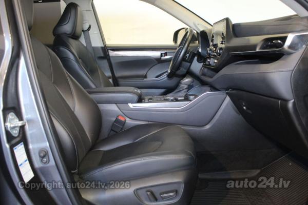 Grey Toyota Highlander 2022 in Tallinn, with an engine capacity of 2.50 L and mileage of 65 thousand km for 45490 €, photo 6 on AUTOMOTO.COM.LV