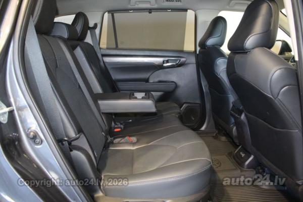 Grey Toyota Highlander 2022 in Tallinn, with an engine capacity of 2.50 L and mileage of 65 thousand km for 45490 €, photo 7 on AUTOMOTO.COM.LV