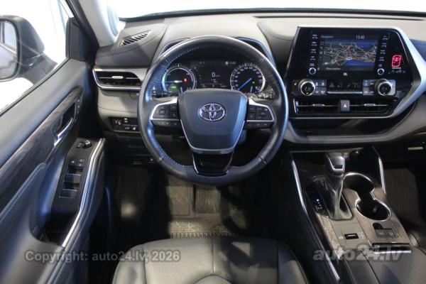 Grey Toyota Highlander 2022 in Tallinn, with an engine capacity of 2.50 L and mileage of 65 thousand km for 45490 €, photo 9 on AUTOMOTO.COM.LV