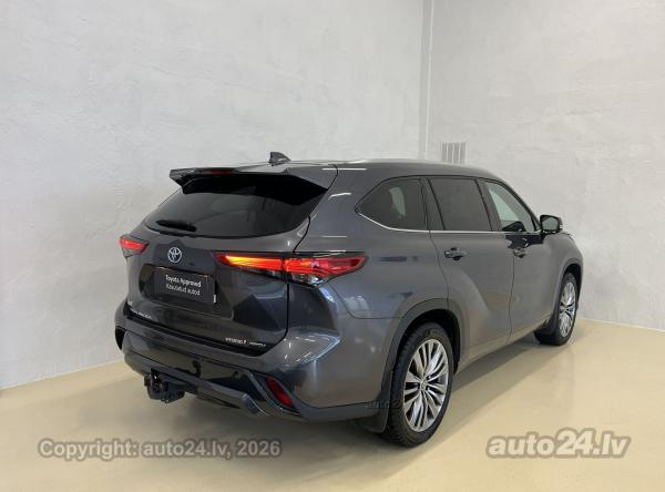 Grey Toyota Highlander 2022 in Rakvere, with an engine capacity of 2.49 L and mileage of 120 thousand km for 39990 €, photo 2 on AUTOMOTO.COM.LV