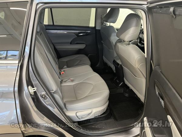 Grey Toyota Highlander 2022 in Rakvere, with an engine capacity of 2.49 L and mileage of 120 thousand km for 39990 €, photo 6 on AUTOMOTO.COM.LV