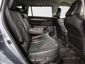 Grey Toyota Highlander 2022 in Tallinn, with an engine capacity of 2.50 L and mileage of 76 thousand km for 43490 €, photo 8 on AUTOMOTO.COM.LV