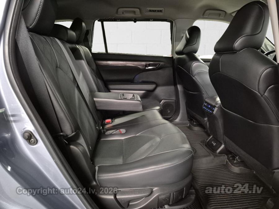 Grey Toyota Highlander 2022 in Tallinn, with an engine capacity of 2.50 L and mileage of 76 thousand km for 43490 €, photo 8 on AUTOMOTO.COM.LV