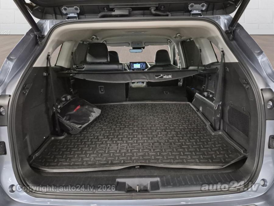 Grey Toyota Highlander 2022 in Tallinn, with an engine capacity of 2.50 L and mileage of 76 thousand km for 43490 €, photo 11 on AUTOMOTO.COM.LV