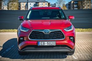Red Toyota Highlander 2021 in Riga, with an engine capacity of 2.50 L and mileage of 76 thousand km for 42990 €, photo 3 on AUTOMOTO.COM.LV
