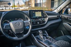 Red Toyota Highlander 2021 in Riga, with an engine capacity of 2.50 L and mileage of 76 thousand km for 42990 €, photo 8 on AUTOMOTO.COM.LV
