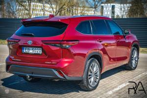 Red Toyota Highlander 2021 in Riga, with an engine capacity of 2.49 L and mileage of 76 thousand km for 42990 €, photo 5 on AUTOMOTO.COM.LV