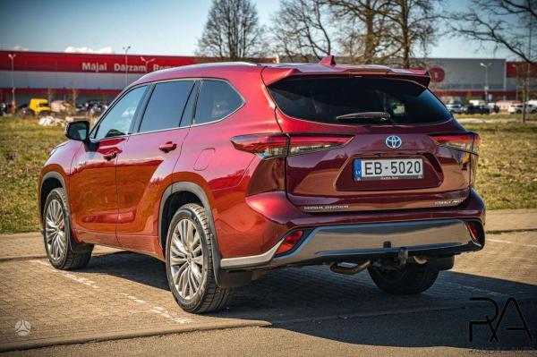 Red Toyota Highlander 2021 in Riga, with an engine capacity of 2.49 L and mileage of 76 thousand km for 42990 €, photo 6 on AUTOMOTO.COM.LV