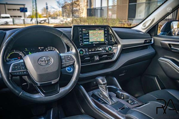 Red Toyota Highlander 2021 in Riga, with an engine capacity of 2.49 L and mileage of 76 thousand km for 42990 €, photo 8 on AUTOMOTO.COM.LV
