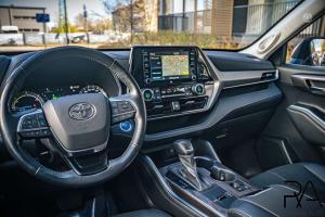 Red Toyota Highlander 2021 in Riga, with an engine capacity of 2.49 L and mileage of 76 thousand km for 42990 €, photo 9 on AUTOMOTO.COM.LV
