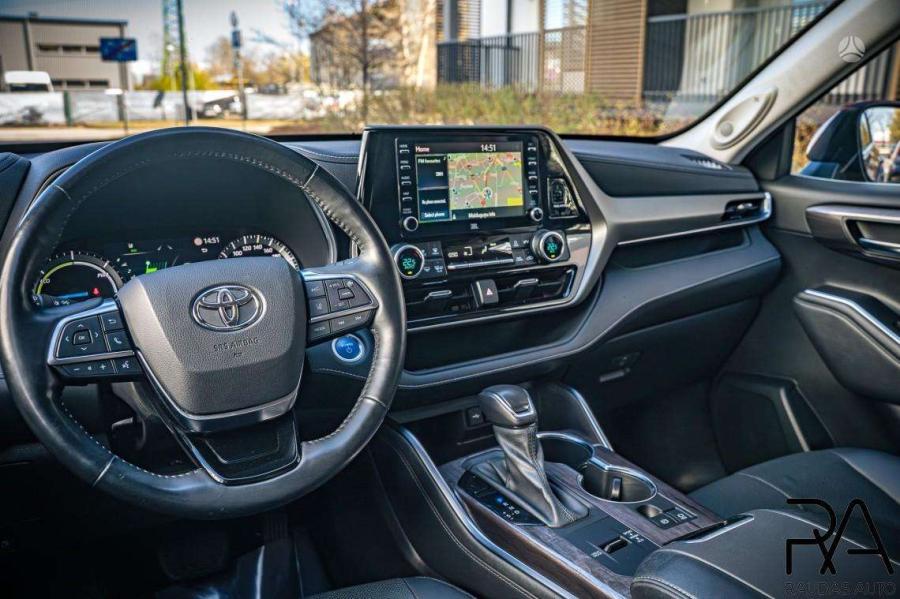 Red Toyota Highlander 2021 in Riga, with an engine capacity of 2.49 L and mileage of 76 thousand km for 42990 €, photo 9 on AUTOMOTO.COM.LV