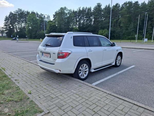 White Toyota Highlander 2008 in Vilnius, with an engine capacity of 3.31 L and mileage of 300 thousand km for 7900 €, photo 6 on AUTOMOTO.COM.LV