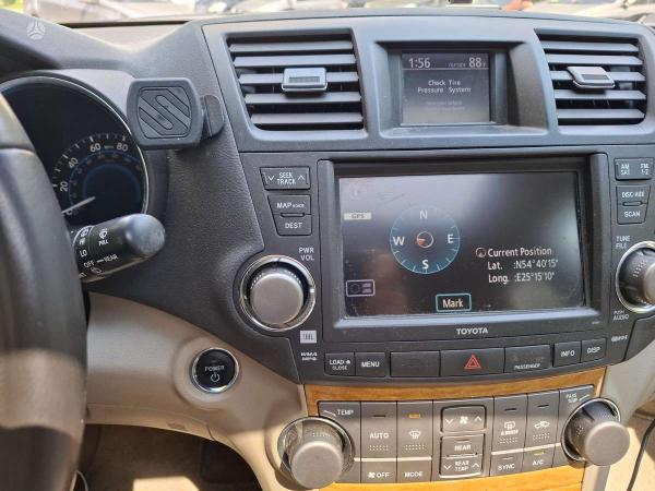 White Toyota Highlander 2008 in Vilnius, with an engine capacity of 3.31 L and mileage of 300 thousand km for 7900 €, photo 8 on AUTOMOTO.COM.LV