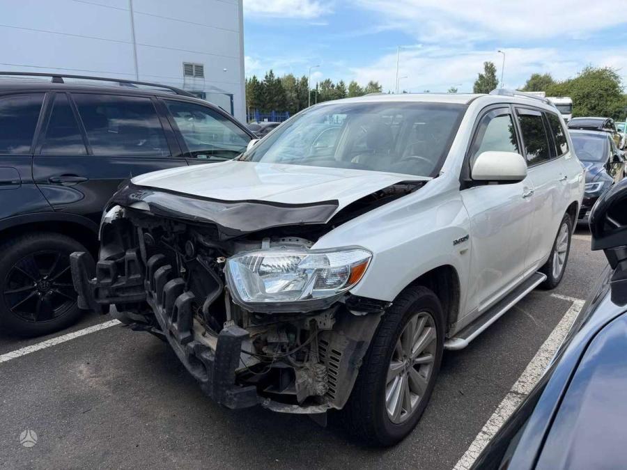 White Toyota Highlander 2008 in Vilnius, with an engine capacity of 0.00 L and mileage of 386 thousand km for 3300 €, photo 6 on AUTOMOTO.COM.LV