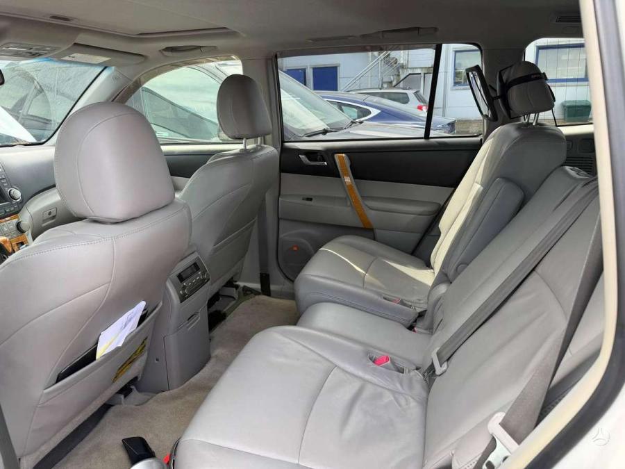 White Toyota Highlander 2008 in Vilnius, with an engine capacity of 0.00 L and mileage of 386 thousand km for 3300 €, photo 10 on AUTOMOTO.COM.LV