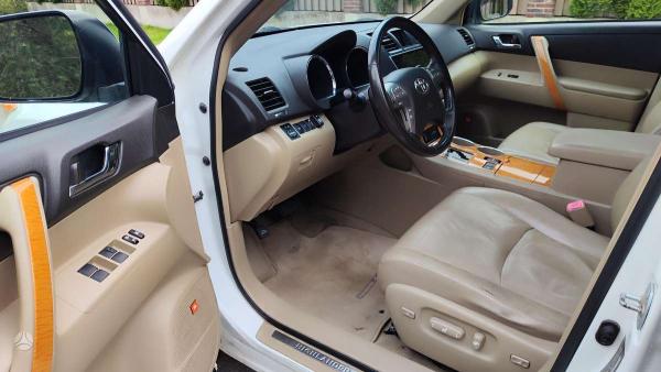 White Toyota Highlander 2009 in Vilnius, with an engine capacity of 3.31 L and mileage of 374 thousand km for 10500 €, photo 6 on AUTOMOTO.COM.LV