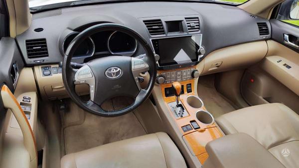 White Toyota Highlander 2009 in Vilnius, with an engine capacity of 3.31 L and mileage of 374 thousand km for 10500 €, photo 7 on AUTOMOTO.COM.LV