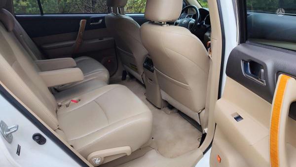 White Toyota Highlander 2009 in Vilnius, with an engine capacity of 3.31 L and mileage of 374 thousand km for 10500 €, photo 8 on AUTOMOTO.COM.LV
