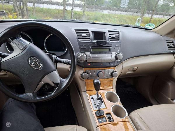 Balts Toyota Highlander 2010 Viļņa, ar dzinēja tilpumu 3.31 L un nobraukumu 330 tūkst. km par 7200 €, foto 11 vietnē AUTOMOTO.COM.LV