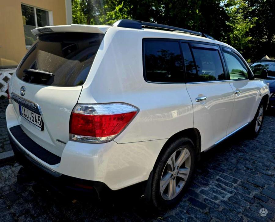 Balts Toyota Highlander 2013 Panevēža, ar dzinēja tilpumu 3.46 L un nobraukumu 251 tūkst. km par 13250 €, foto 5 vietnē AUTOMOTO.COM.LV