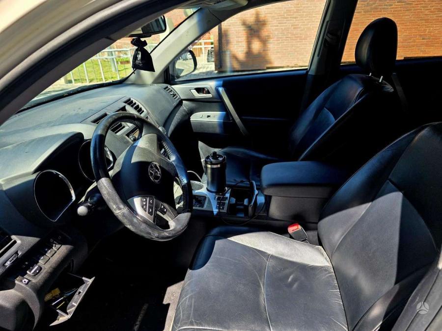 Balts Toyota Highlander 2013 Panevēža, ar dzinēja tilpumu 3.46 L un nobraukumu 251 tūkst. km par 13250 €, foto 7 vietnē AUTOMOTO.COM.LV