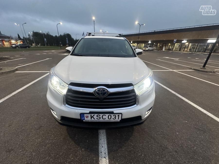 White Toyota Highlander 2015 in Vilnius, with an engine capacity of 3.50 L and mileage of 207 thousand km for 16900 €, photo 3 on AUTOMOTO.COM.LV