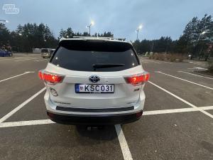 White Toyota Highlander 2015 in Vilnius, with an engine capacity of 3.50 L and mileage of 207 thousand km for 16900 €, photo 5 on AUTOMOTO.COM.LV