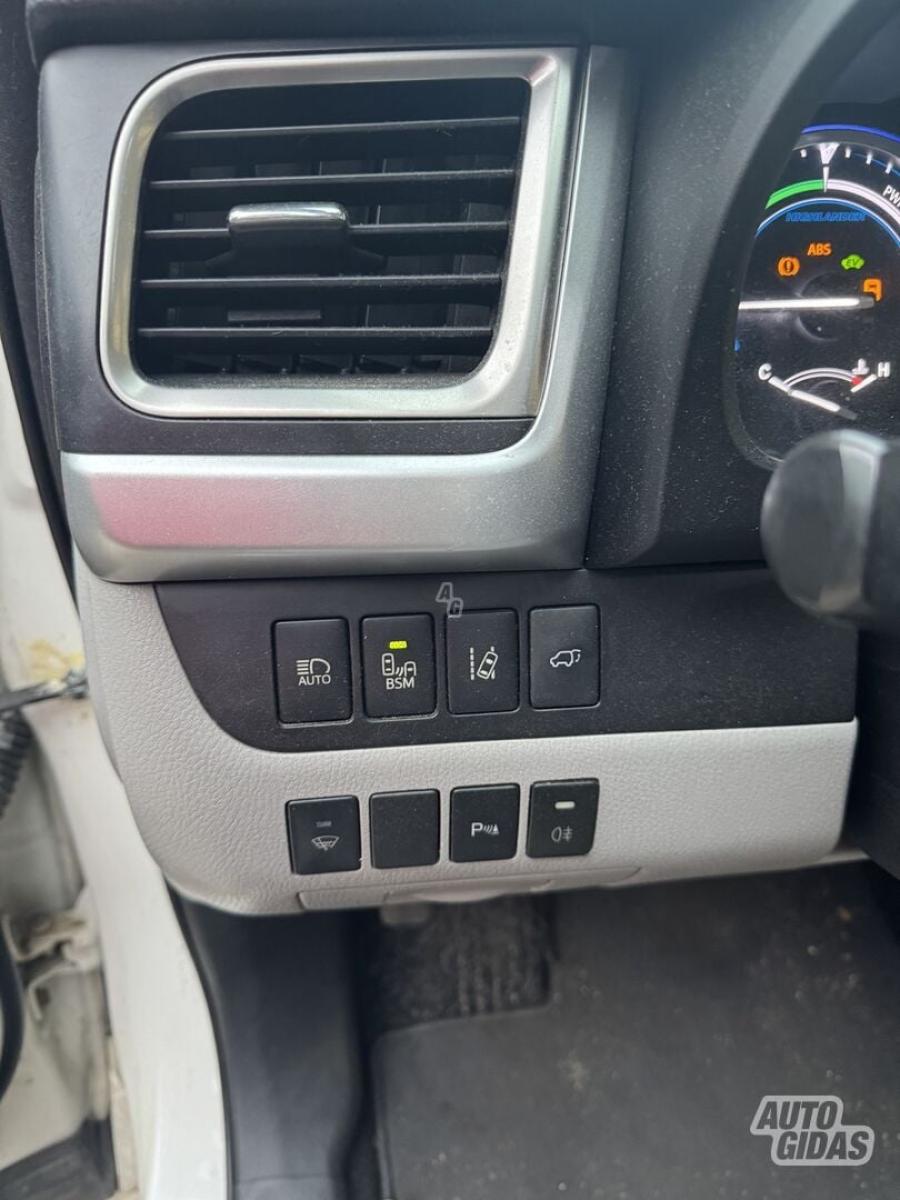 White Toyota Highlander 2015 in Vilnius, with an engine capacity of 3.50 L and mileage of 207 thousand km for 16900 €, photo 12 on AUTOMOTO.COM.LV