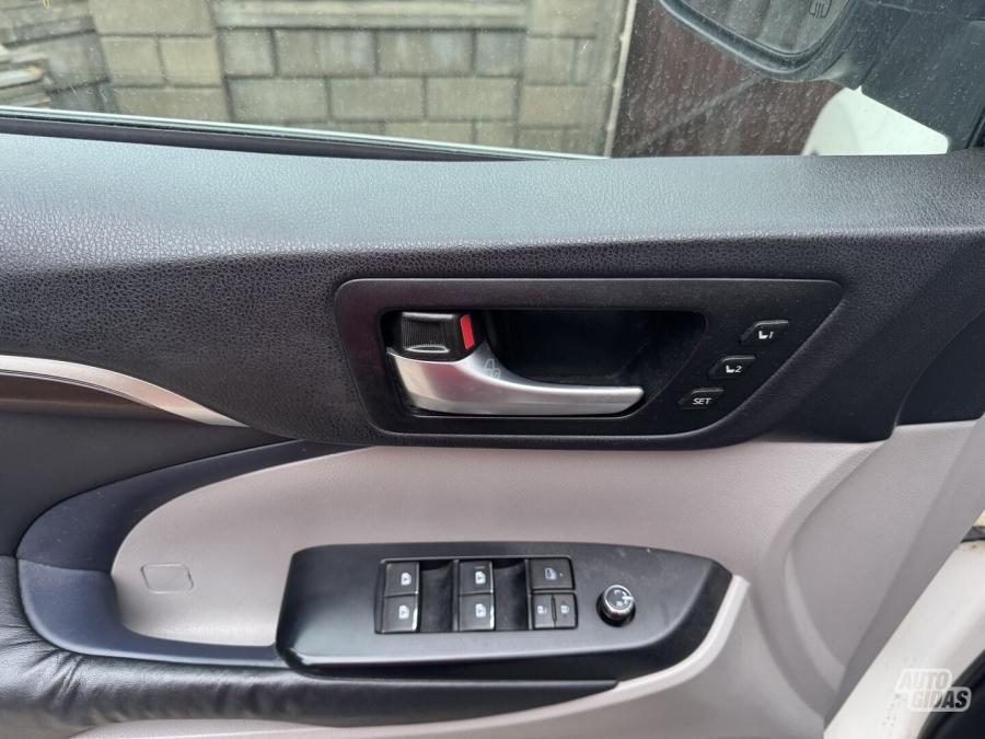 White Toyota Highlander 2015 in Vilnius, with an engine capacity of 3.50 L and mileage of 207 thousand km for 16900 €, photo 13 on AUTOMOTO.COM.LV