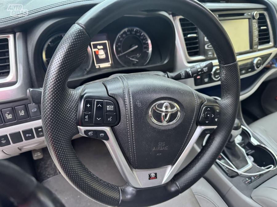 White Toyota Highlander 2015 in Vilnius, with an engine capacity of 3.50 L and mileage of 207 thousand km for 16900 €, photo 15 on AUTOMOTO.COM.LV