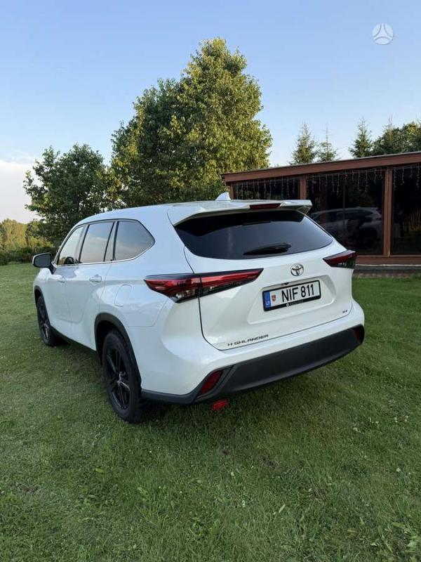White Toyota Highlander 2020 in Plunge, with an engine capacity of 3.46 L and mileage of 37 thousand km for 31000 €, photo 3 on AUTOMOTO.COM.LV