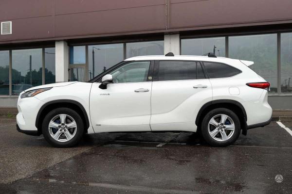 White Toyota Highlander 2020 in Vilnius, with an engine capacity of 2.49 L and mileage of 126 thousand km for 32000 €, photo 2 on AUTOMOTO.COM.LV