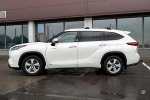 White Toyota Highlander 2020 in Vilnius, with an engine capacity of 2.49 L and mileage of 126 thousand km for 32000 €, photo 3 on AUTOMOTO.COM.LV