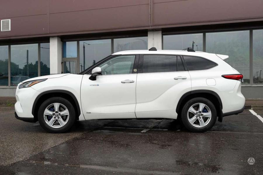 White Toyota Highlander 2020 in Vilnius, with an engine capacity of 2.49 L and mileage of 126 thousand km for 32000 €, photo 3 on AUTOMOTO.COM.LV