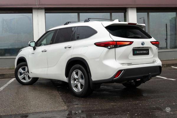 White Toyota Highlander 2020 in Vilnius, with an engine capacity of 2.49 L and mileage of 126 thousand km for 32000 €, photo 3 on AUTOMOTO.COM.LV
