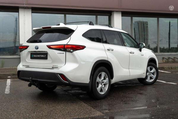 White Toyota Highlander 2020 in Vilnius, with an engine capacity of 2.49 L and mileage of 126 thousand km for 32000 €, photo 4 on AUTOMOTO.COM.LV