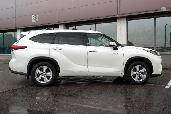 White Toyota Highlander 2020 in Vilnius, with an engine capacity of 2.49 L and mileage of 126 thousand km for 32000 €, photo 5 on AUTOMOTO.COM.LV