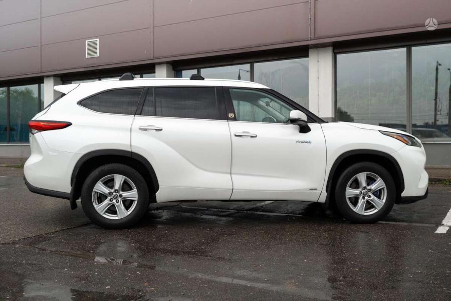White Toyota Highlander 2020 in Vilnius, with an engine capacity of 2.49 L and mileage of 126 thousand km for 32000 €, photo 6 on AUTOMOTO.COM.LV